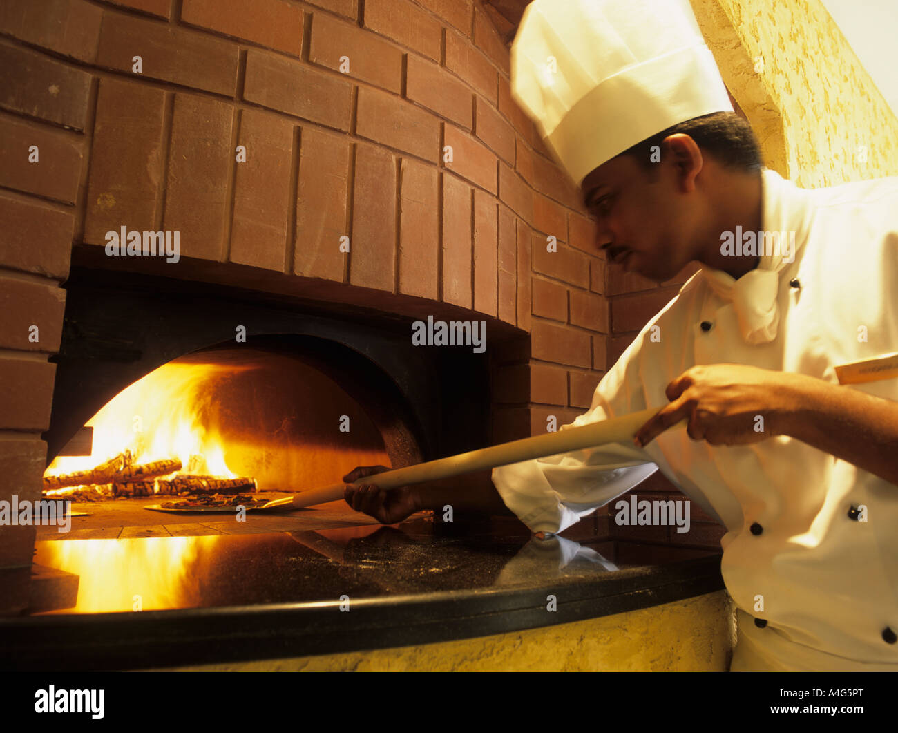 Chef and brick oven close hi-res stock photography and images - Alamy