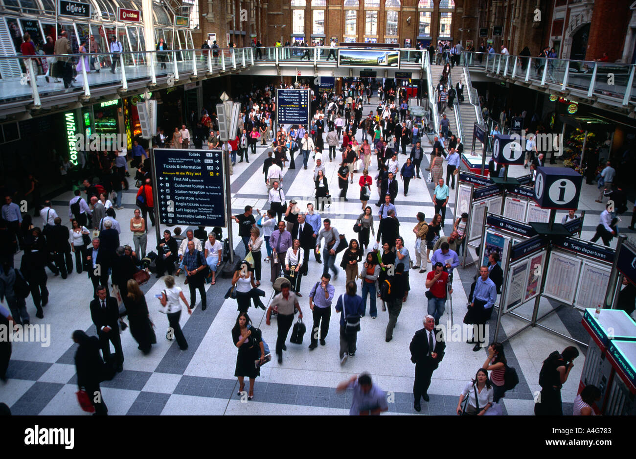 Commuters wait liverpool street station hi-res stock photography and ...