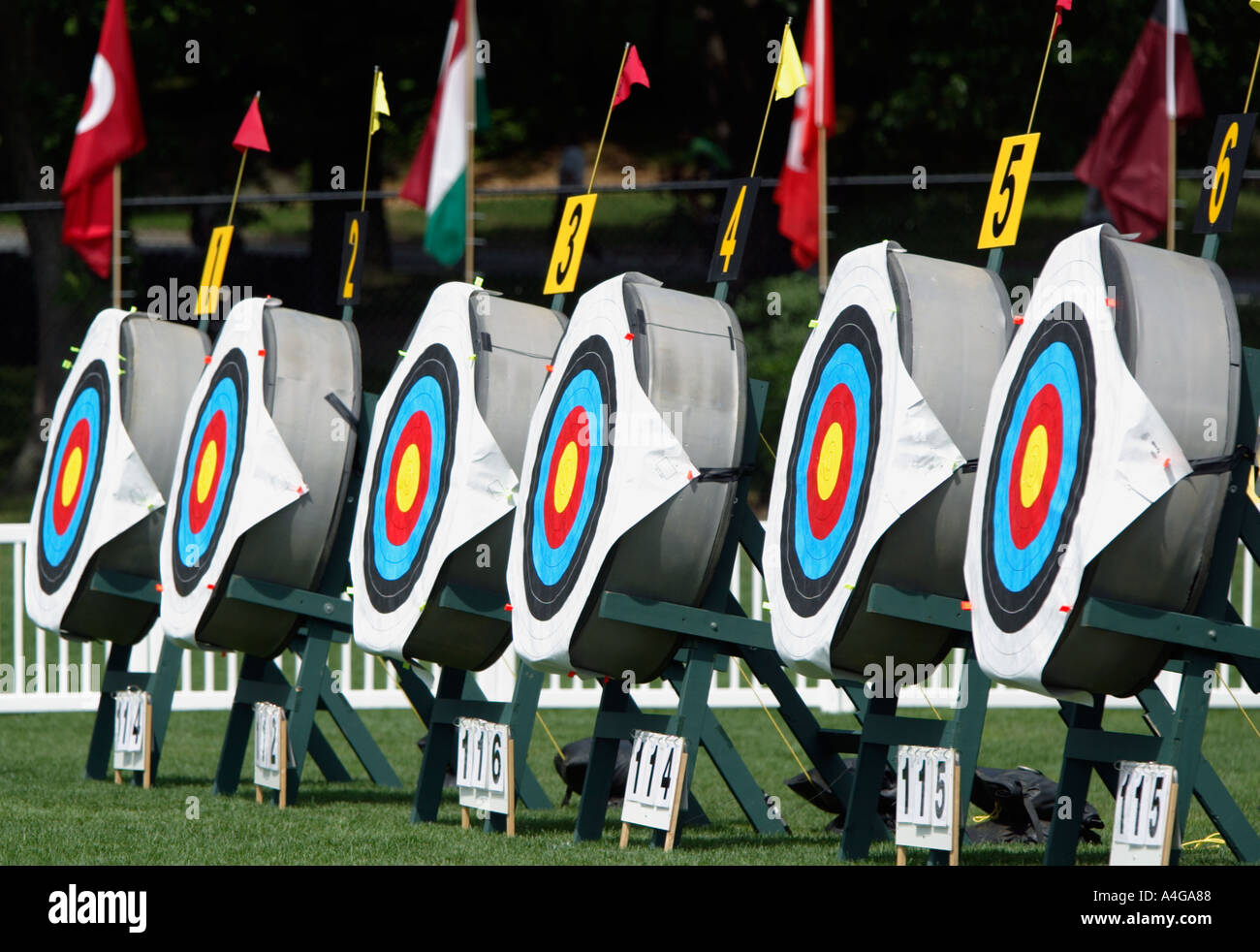 Arrows hitting a target Stock Photo - Alamy