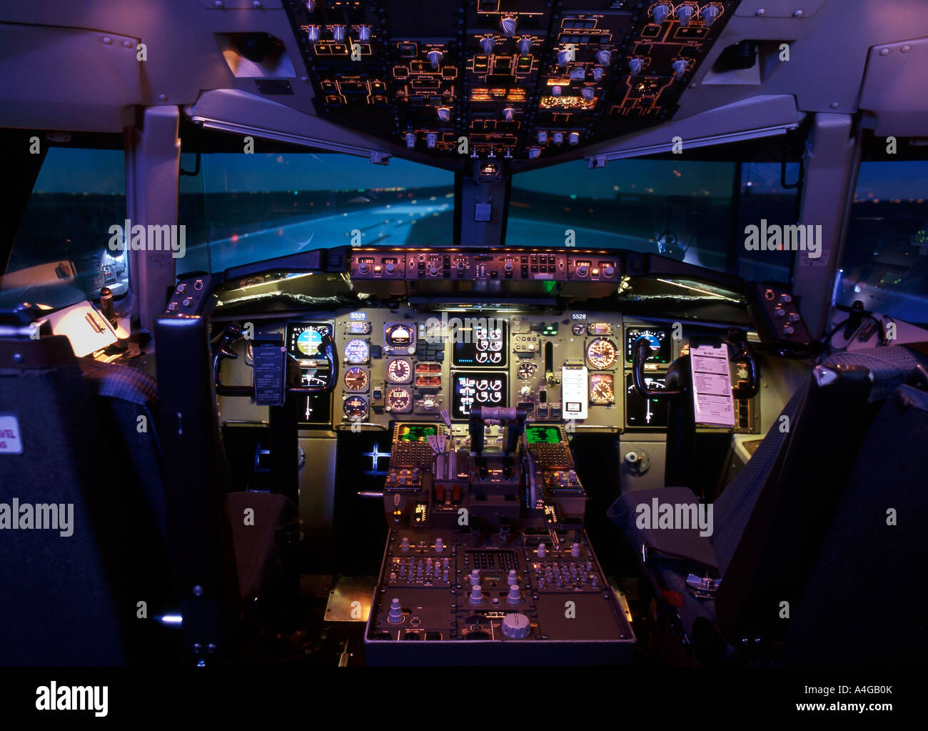 Cockpit Of Boeing 757 Stock Photo Alamy Cockpit Of Boeing 757 Stock Photo Alamy