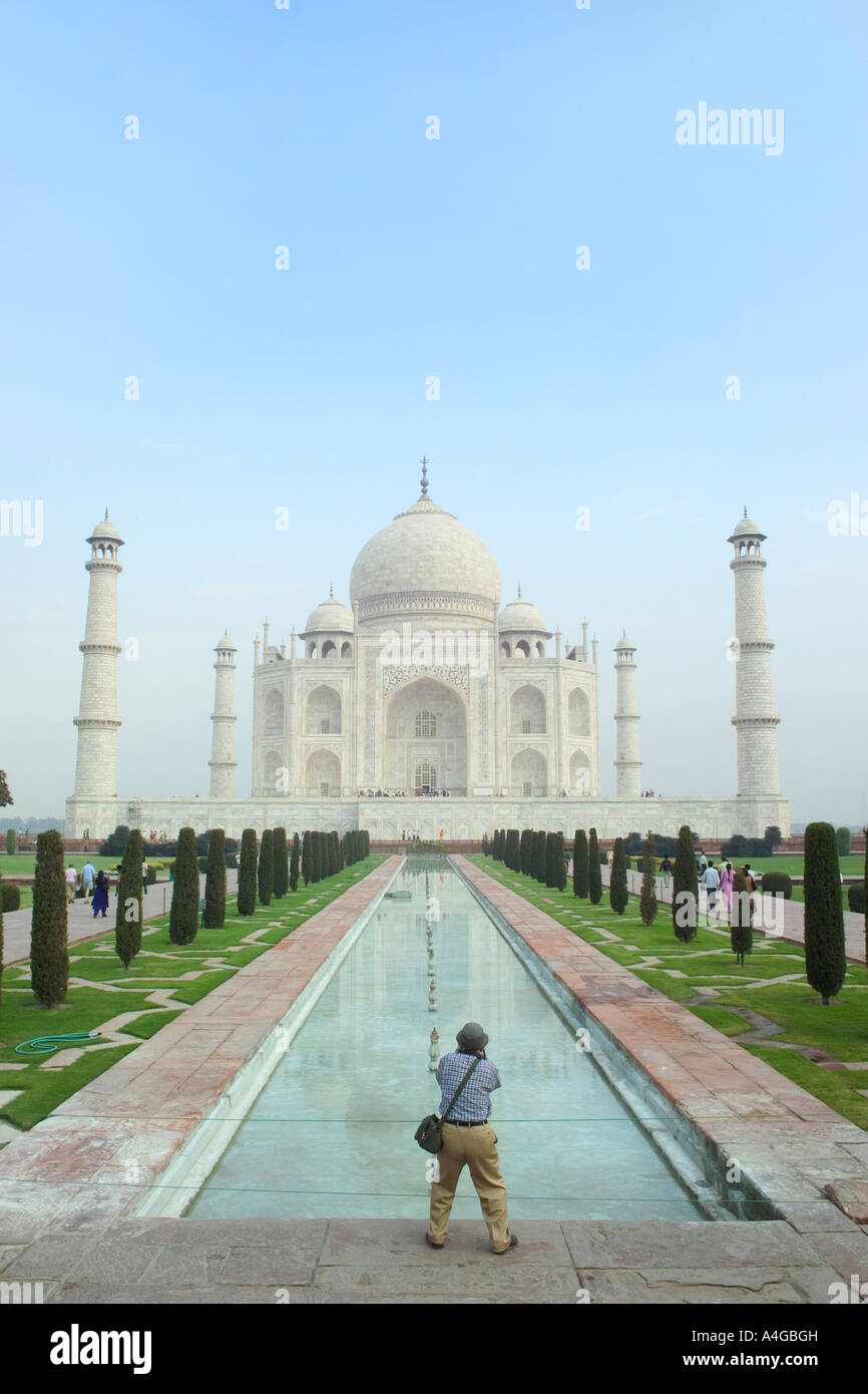 Lone tourist taking a photo in front of the Taj Majal Stock Photo - Alamy