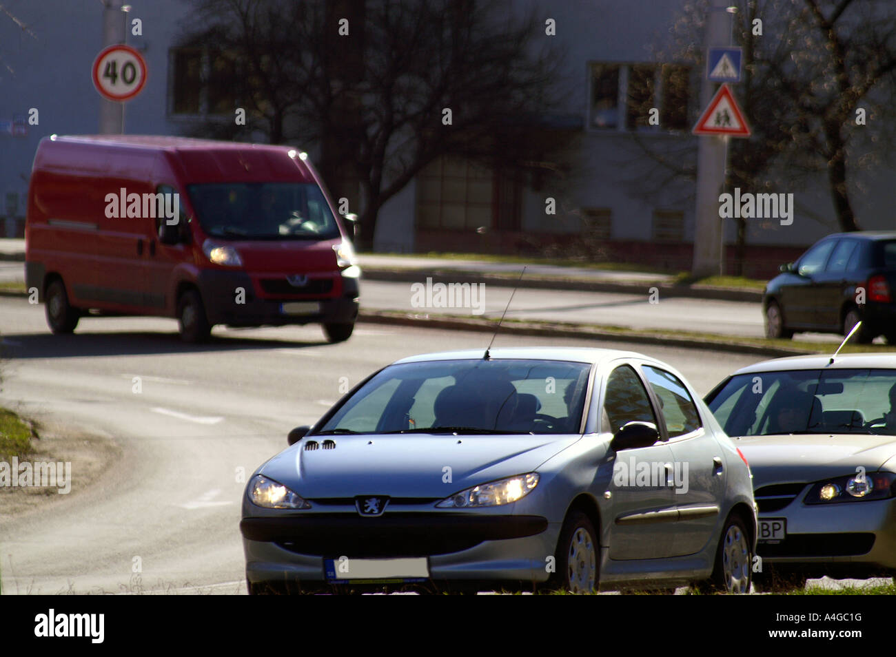 Cars on curved road and 40 mph traffic sign Stock Photo - Alamy