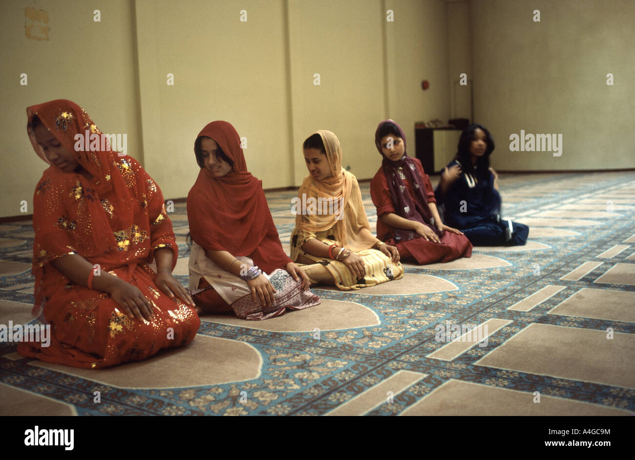 Muslim girls in prayer at a mosque Stock Photo - Alamy