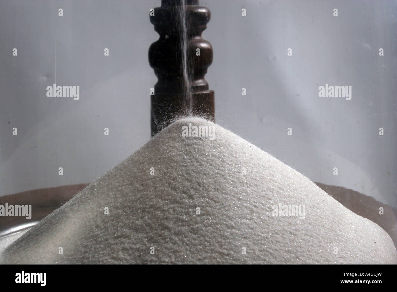Sand flowing through the hour glass Stock Photo - Alamy
