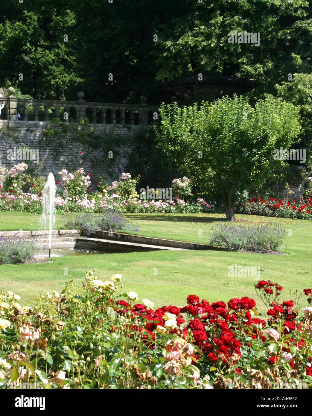Haddon hall tudor architecture hi-res stock photography and images - Alamy