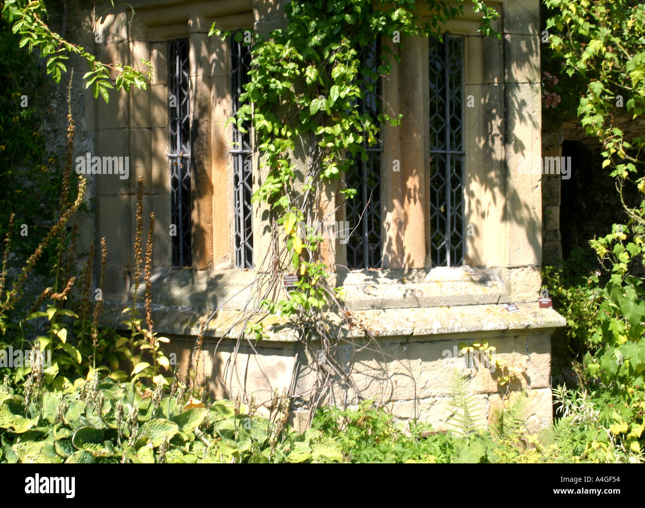 Haddon hall tudor architecture hi-res stock photography and images - Alamy