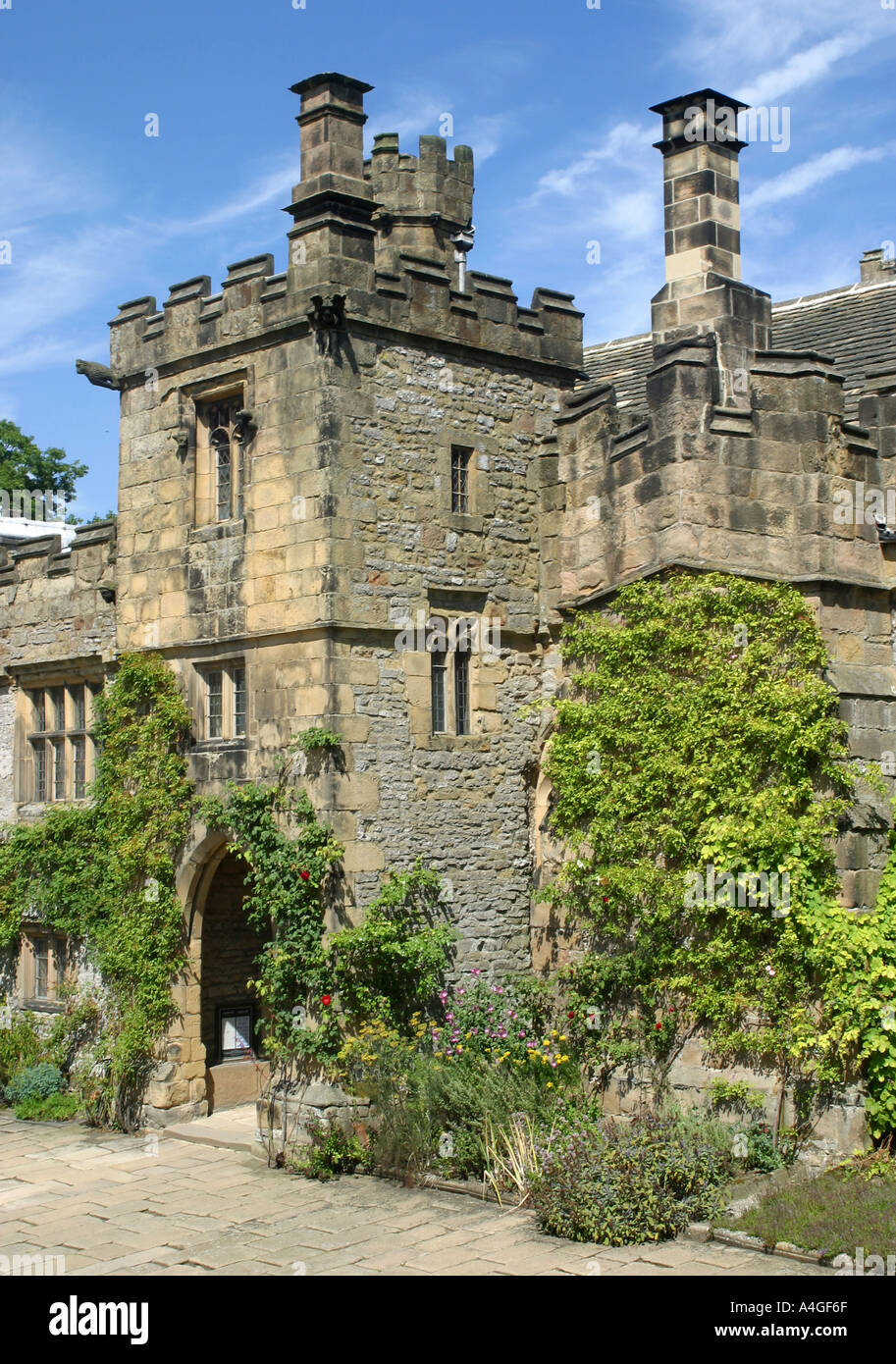 Haddon hall tudor architecture hi-res stock photography and images - Alamy
