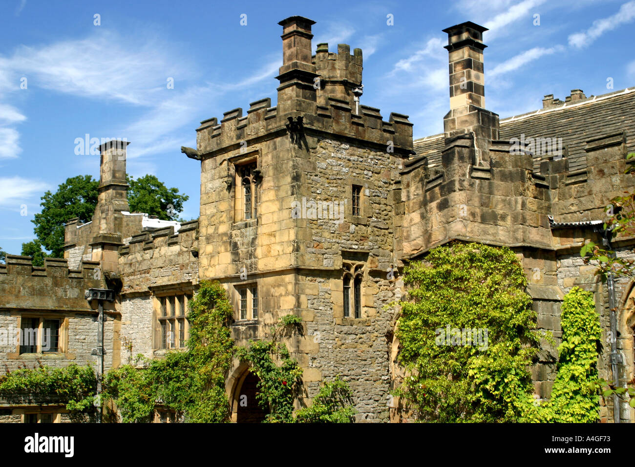 Haddon hall tudor architecture hi-res stock photography and images - Alamy