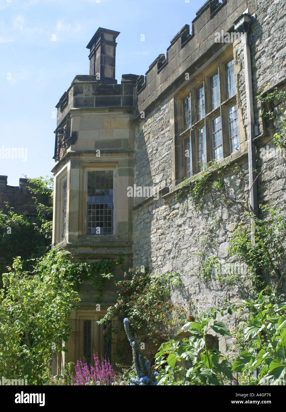 Haddon hall tudor architecture hi-res stock photography and images - Alamy
