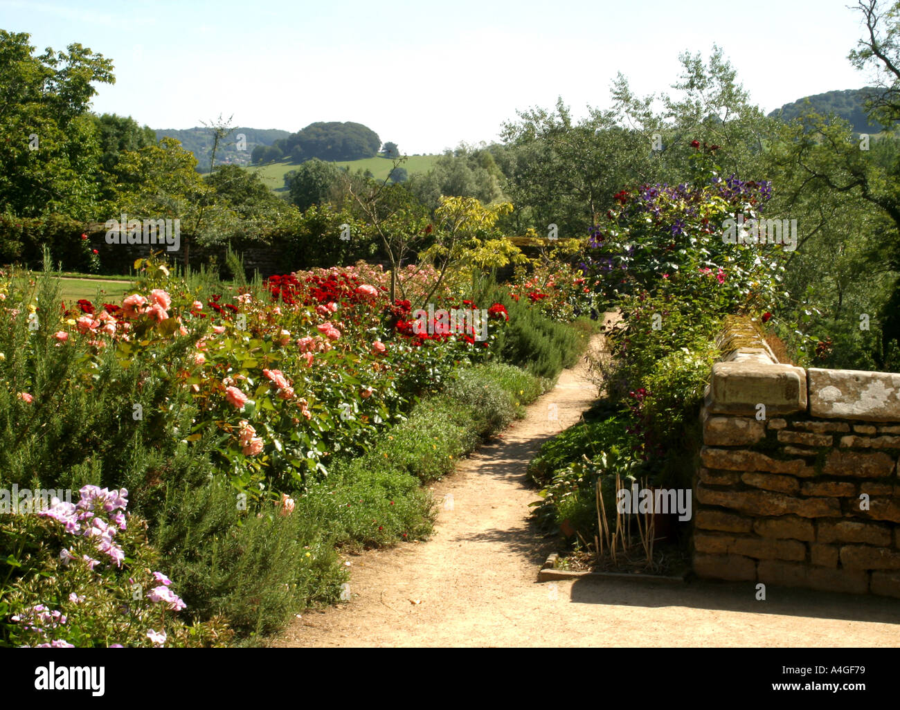 Haddon hall tudor architecture hi-res stock photography and images - Alamy