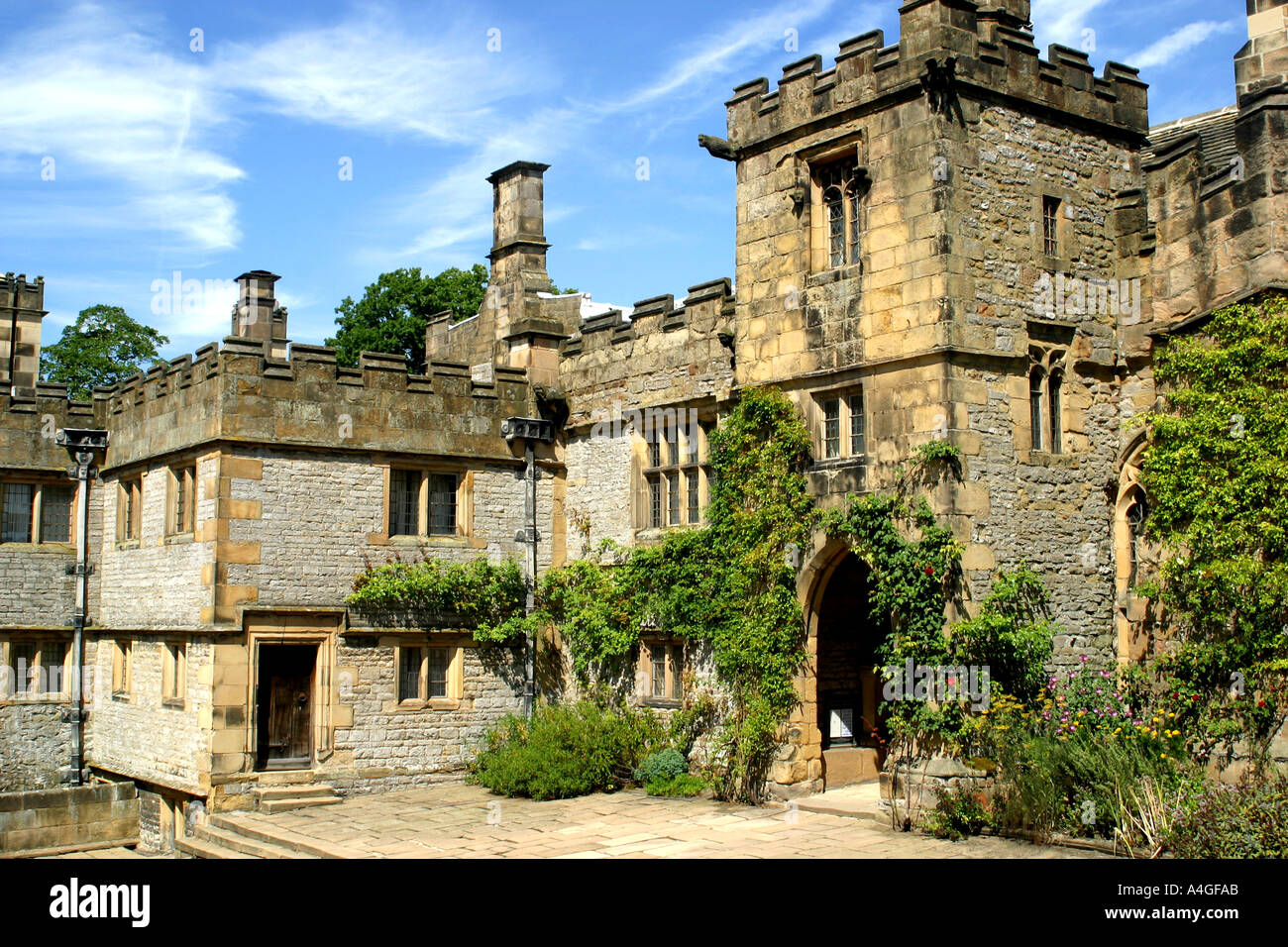 Haddon hall tudor architecture hi-res stock photography and images - Alamy