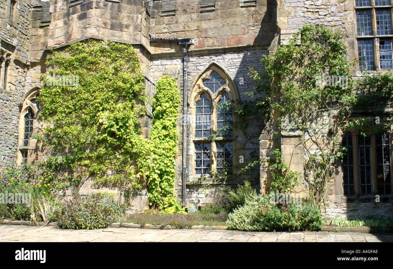 Haddon hall tudor architecture hi-res stock photography and images - Alamy