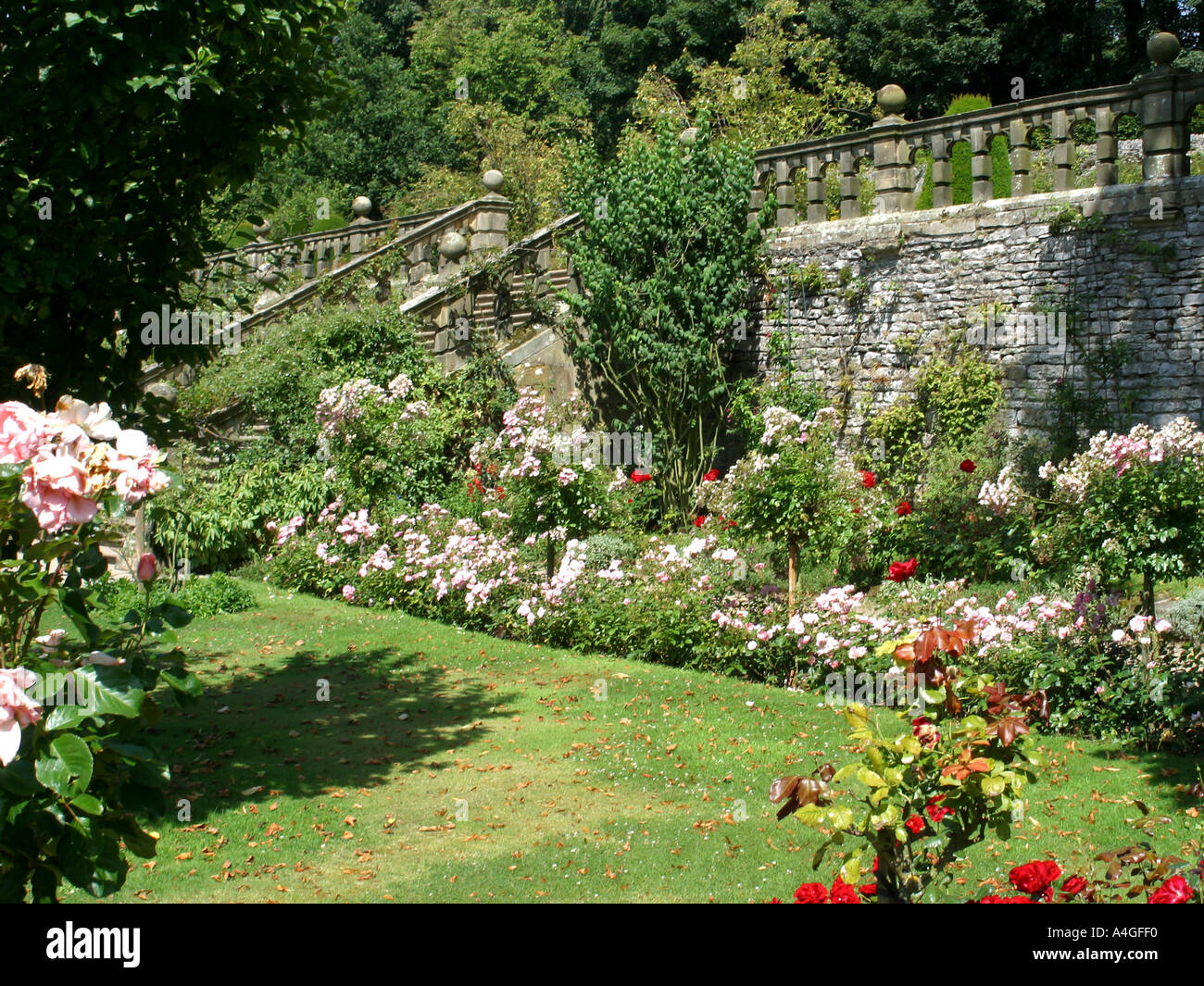Haddon hall tudor architecture hi-res stock photography and images - Alamy