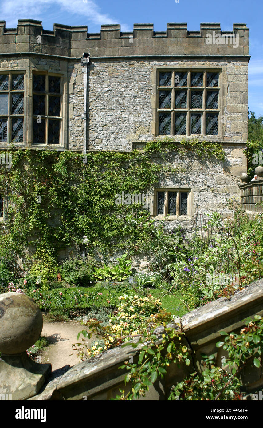 Haddon hall tudor architecture hi-res stock photography and images - Alamy