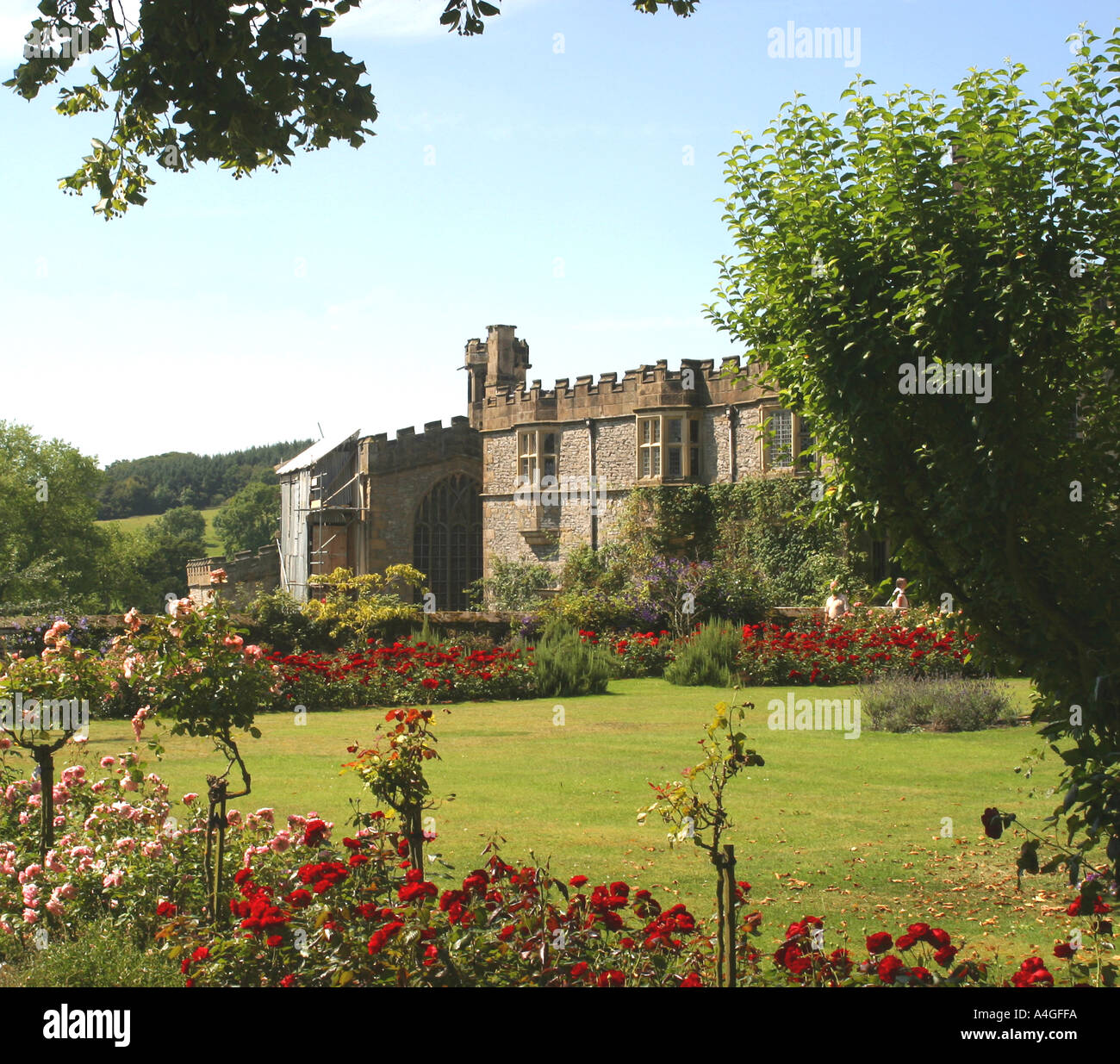 Haddon hall tudor architecture hi-res stock photography and images - Alamy