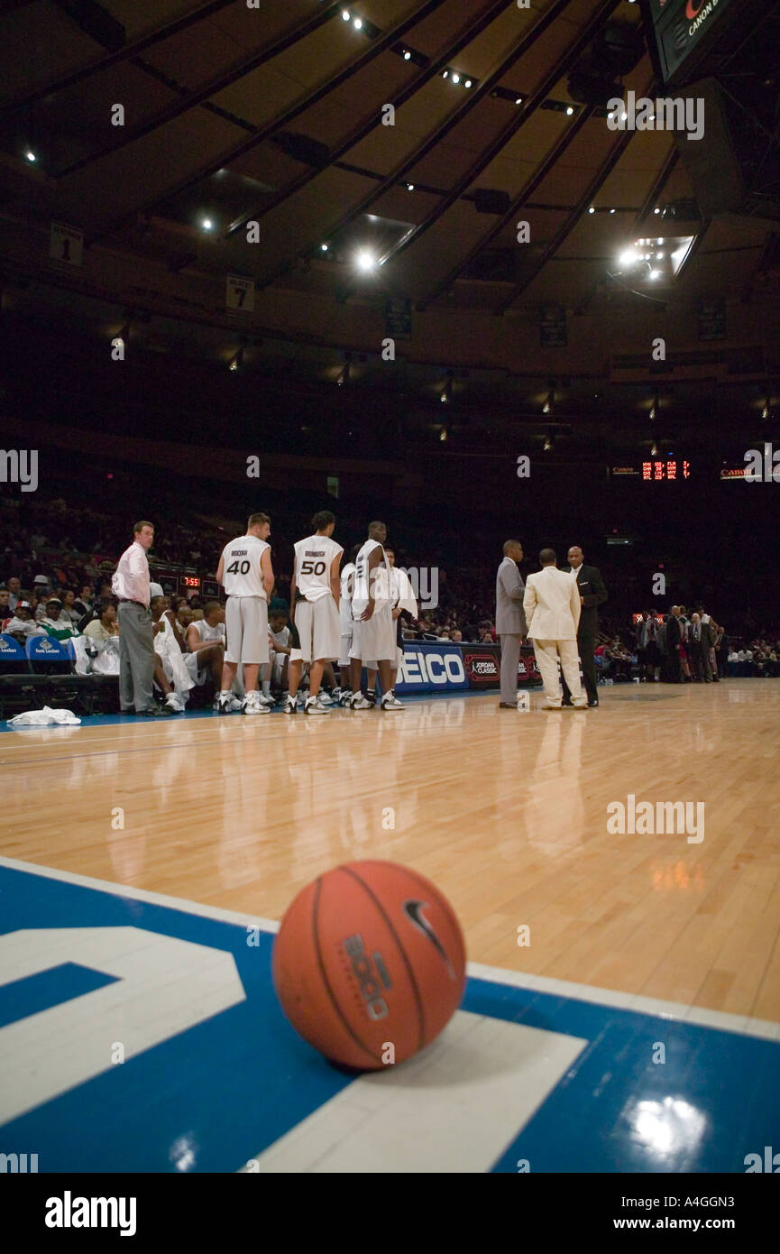 Basketball players during break hi-res stock photography and images - Alamy