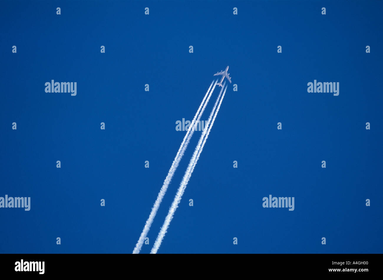 Jet aircraft contrail hi-res stock photography and images - Alamy