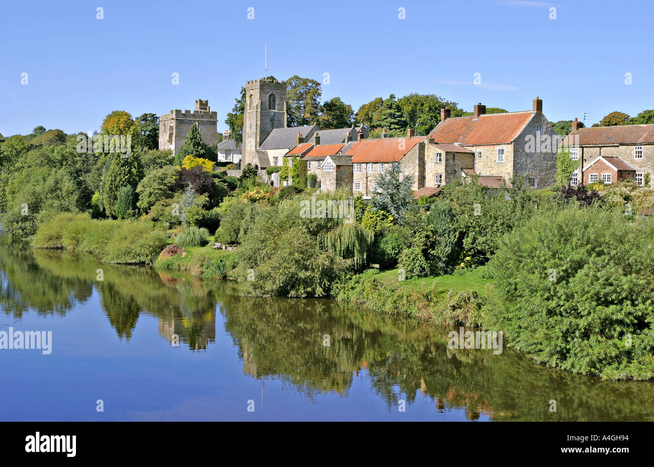 West tanfield from the river ure bridge hi-res stock photography and ...