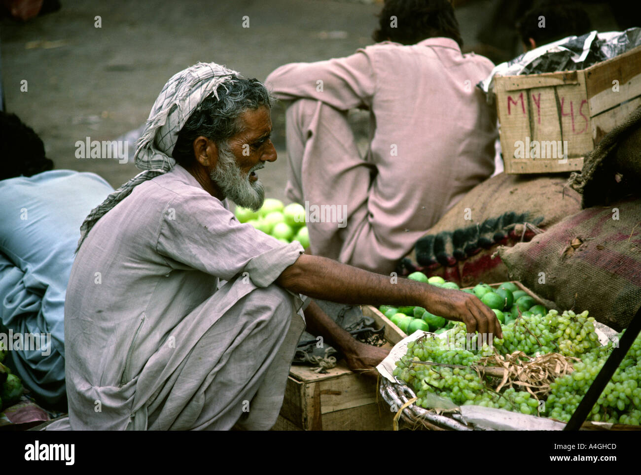 Pakistan Sind Karachi Saddar grape seller Stock Photo - Alamy
