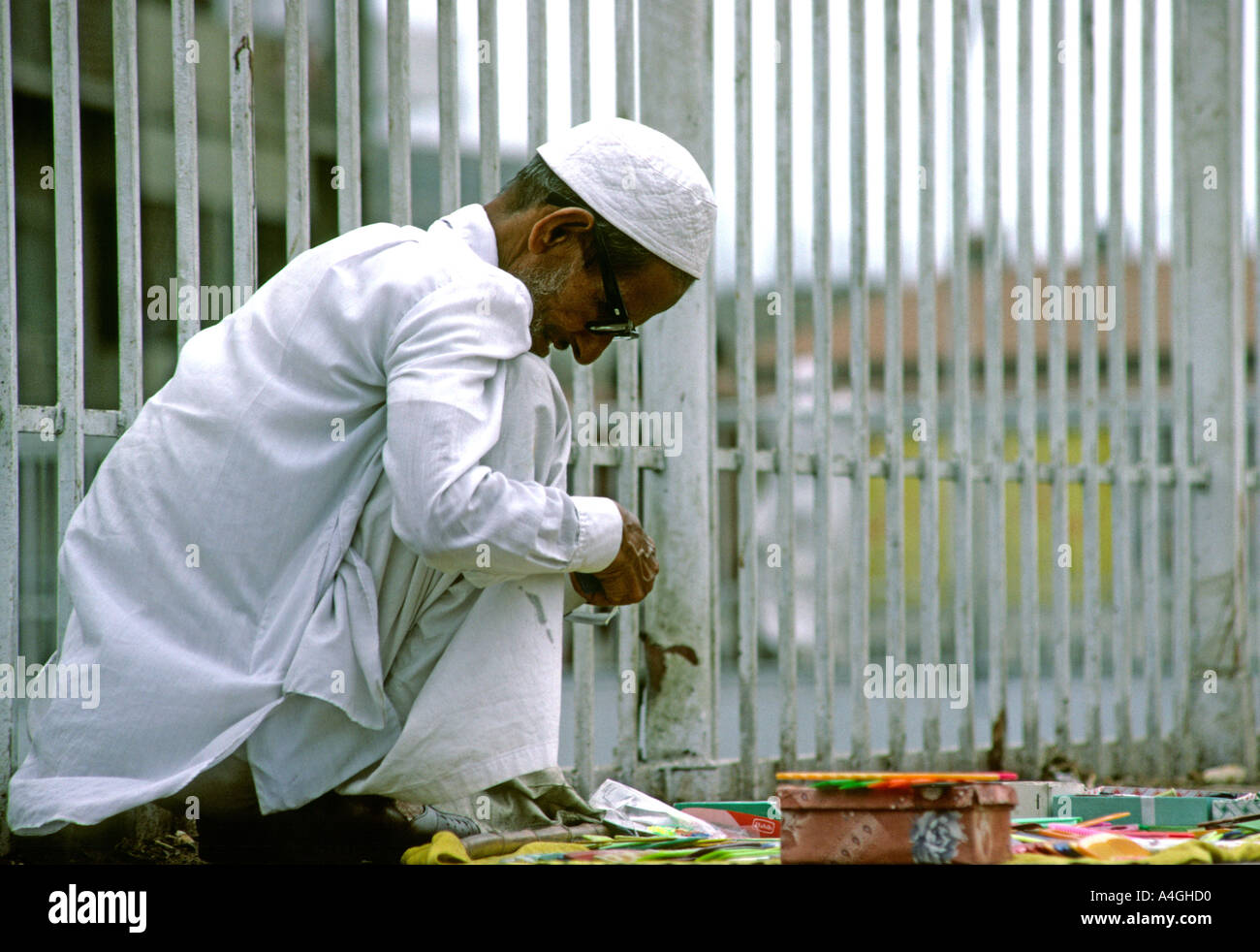Pakistan Sind Karachi Saddar comb seller Stock Photo - Alamy