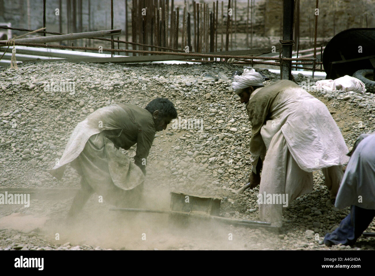 Pakistan Sind Karachi construction labourers sieving chippings Stock ...