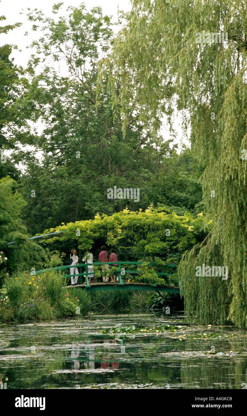 Monet's garden giverny japanese bridge hi-res stock photography and ...