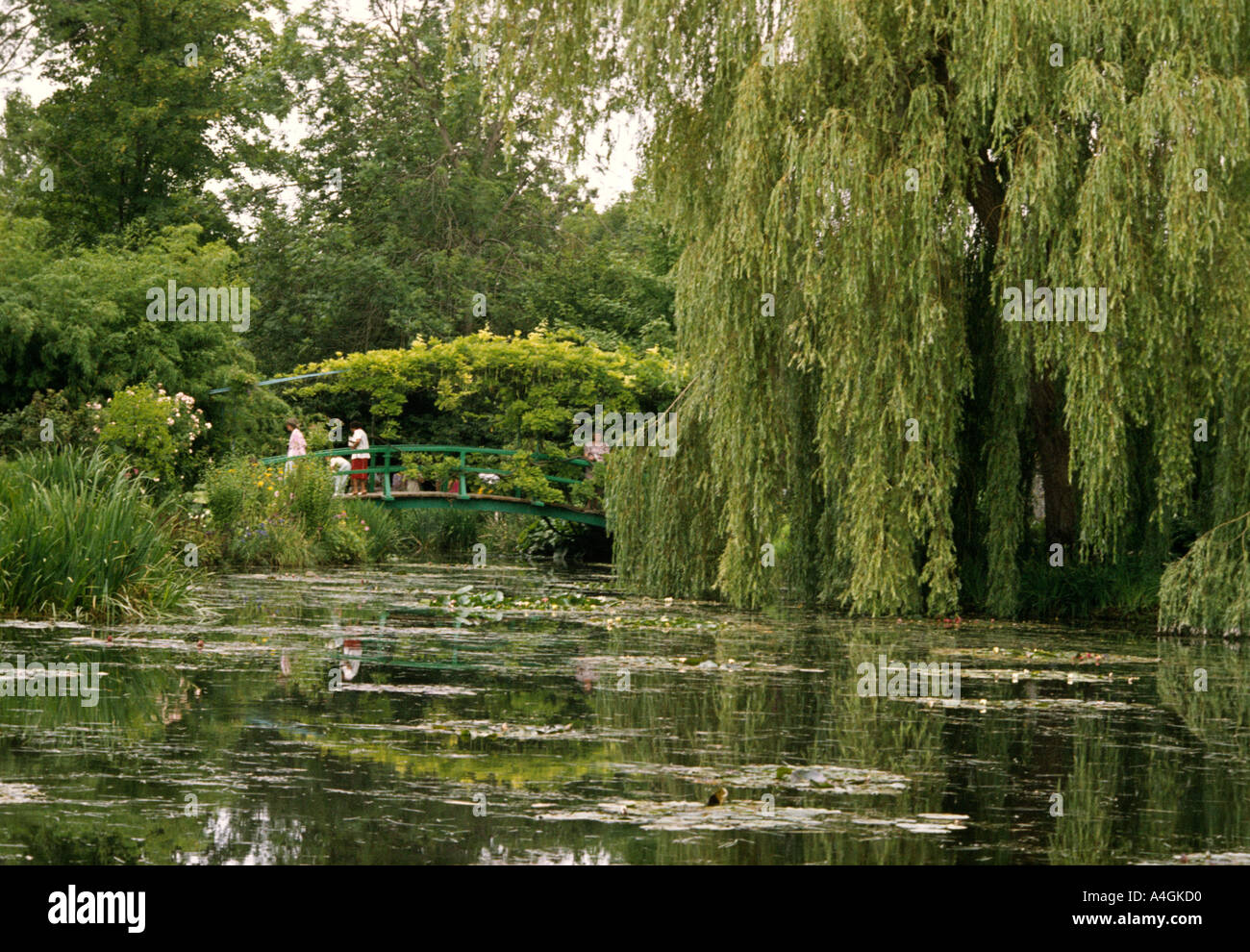 Monet's garden giverny japanese bridge hi-res stock photography and ...