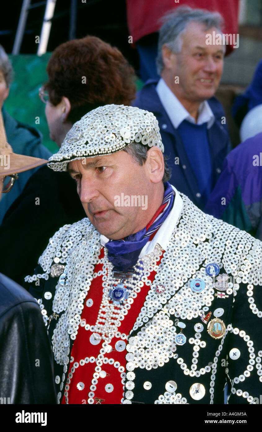 Traditional cockney costume hi-res stock photography and images - Alamy