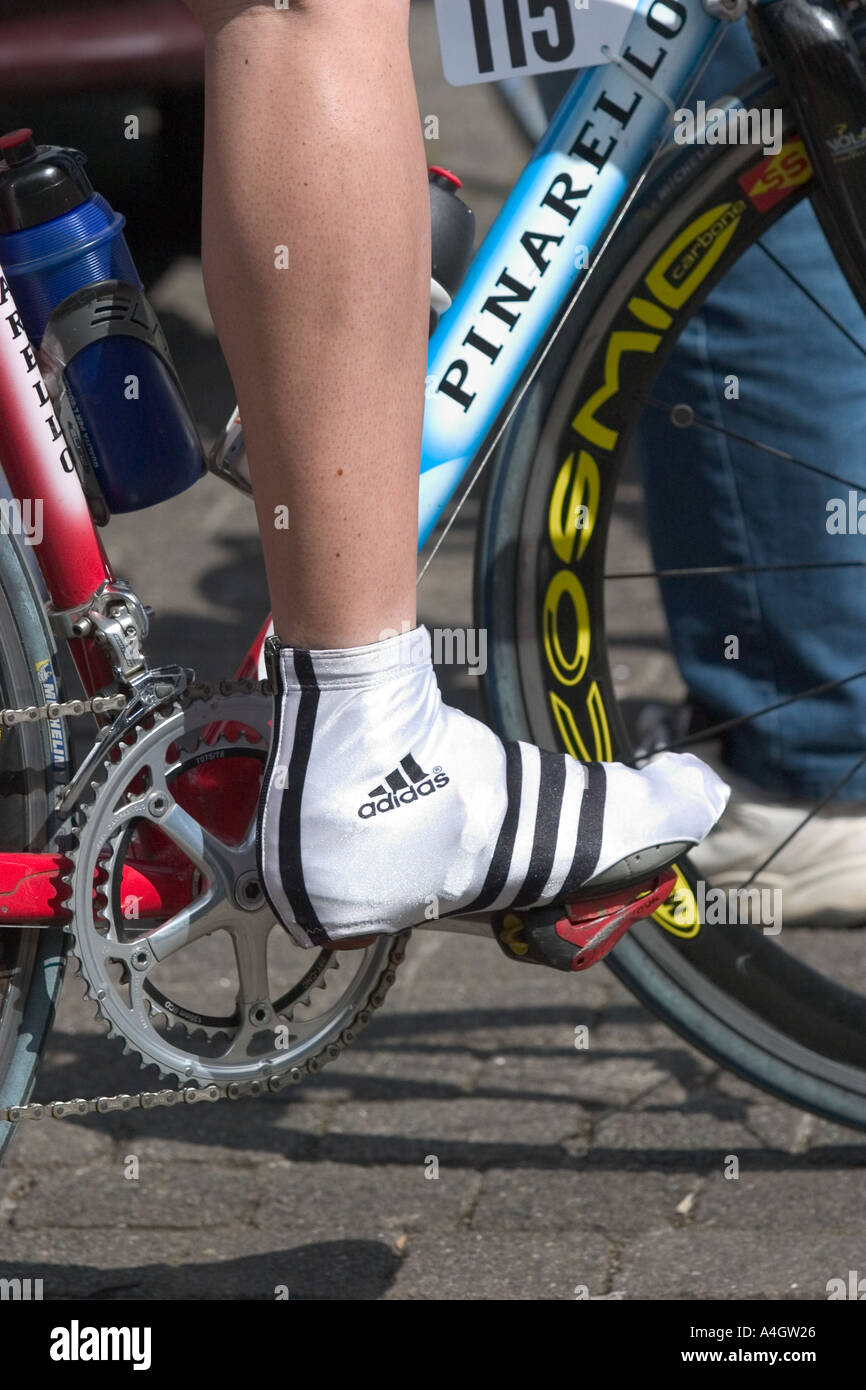 Cyclist Feet of racing cyclist Stock Photo - Alamy