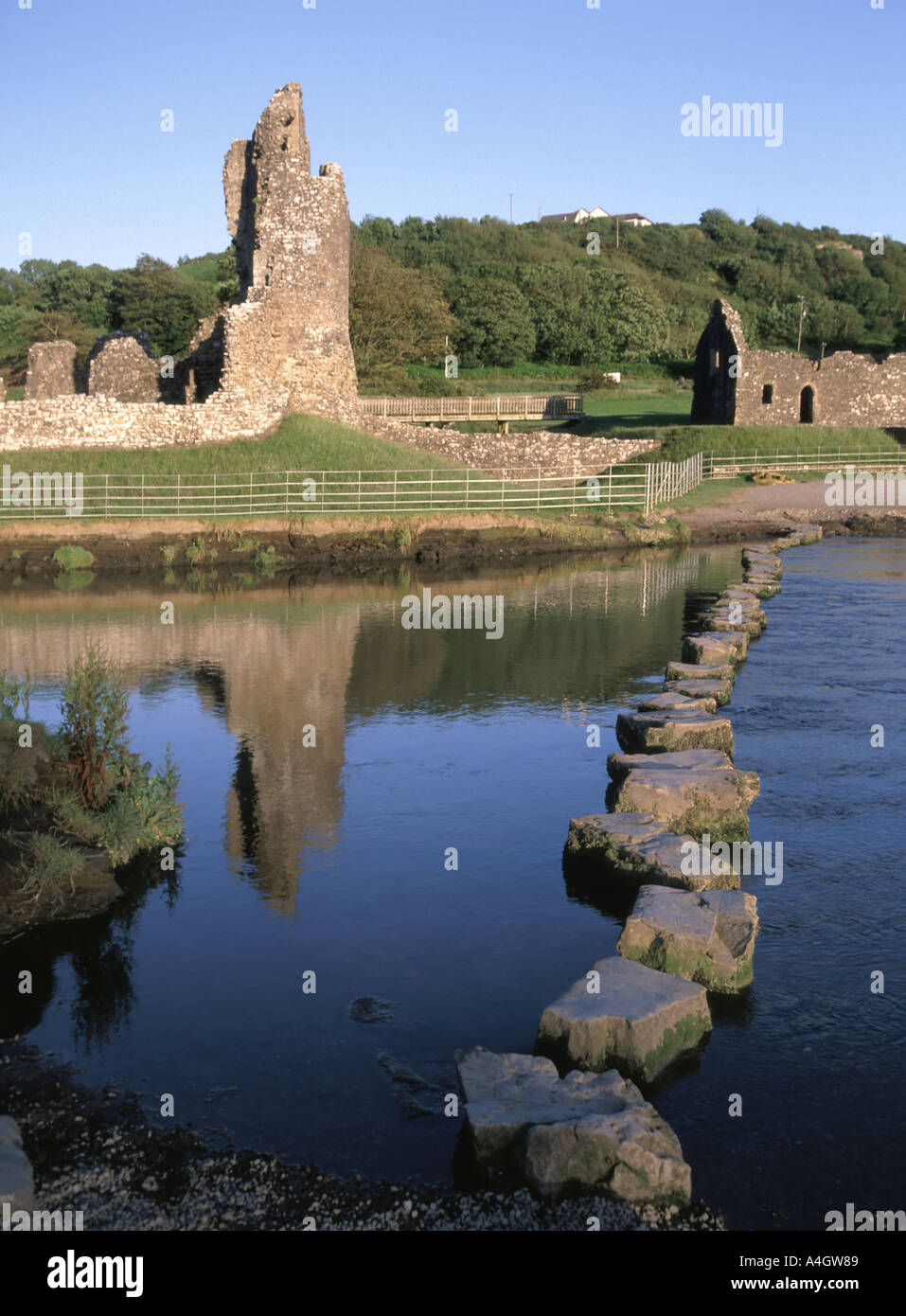 Ogmore Castle ruins beside River Ogmore with stepping stones Stock ...