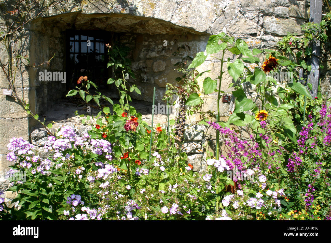 Haddon hall tudor architecture hi-res stock photography and images - Alamy