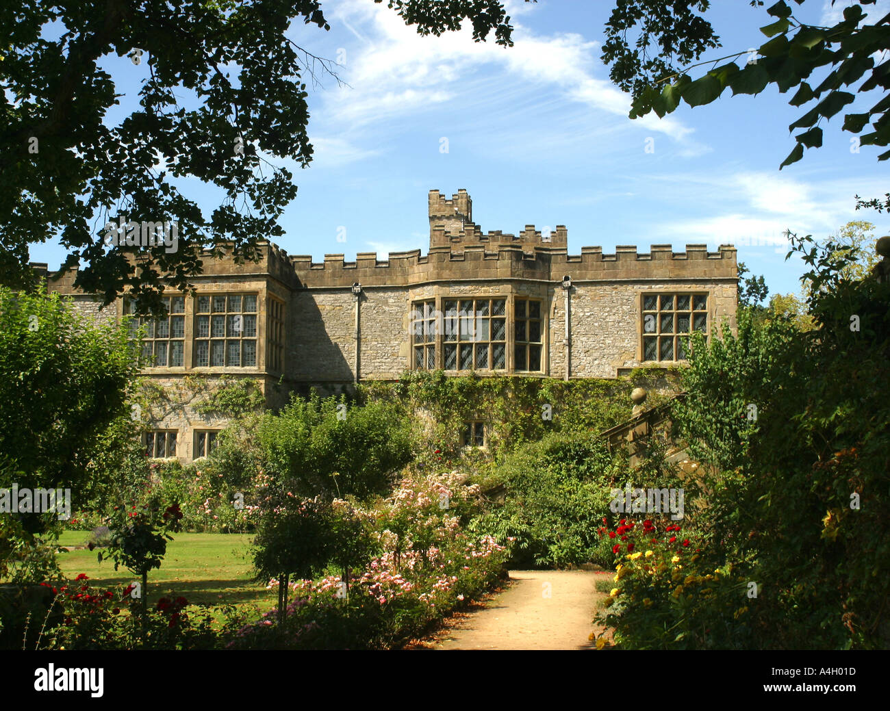 Haddon hall tudor architecture hi-res stock photography and images - Alamy