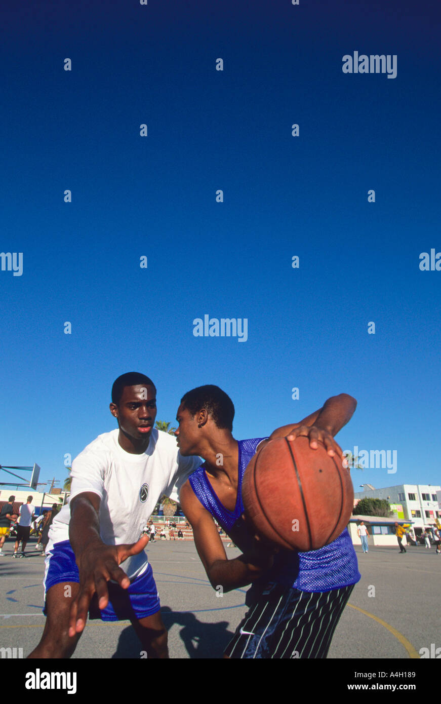Teens playing basketball outside hi-res stock photography and images ...