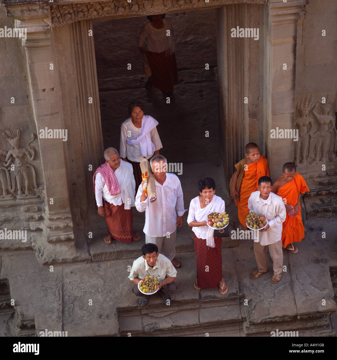 Angkor wat monk group hi-res stock photography and images - Alamy