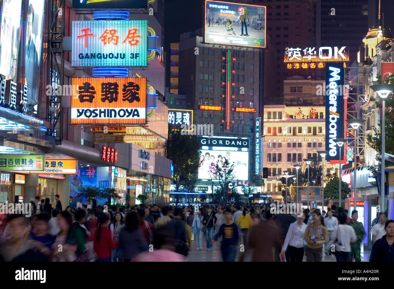 Nanjing road shopping area hi-res stock photography and images - Alamy