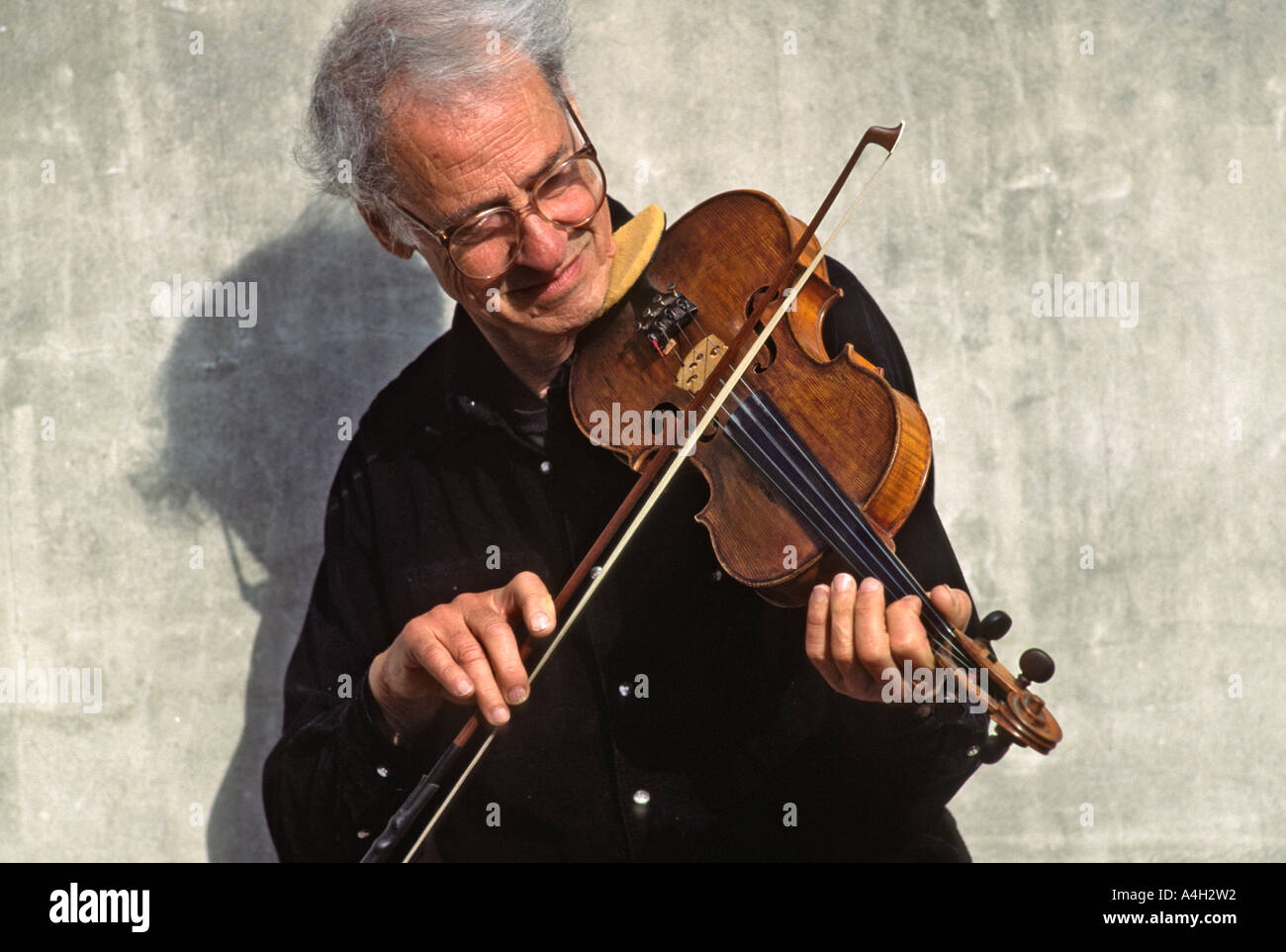 Old fiddler hi-res stock photography and images - Alamy