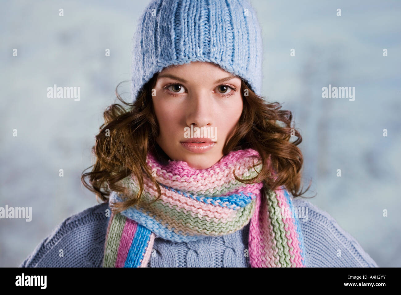 People wearing winter clothing hi-res stock photography and images - Alamy