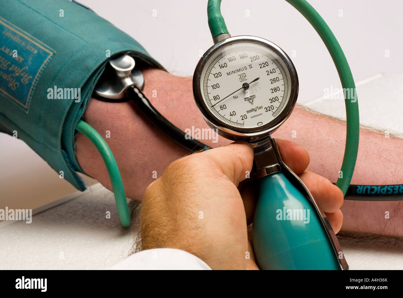 Blood Pressure Cuffs Stock Photos & Blood Pressure Cuffs Stock Images ...