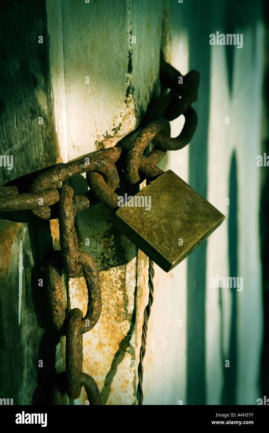 Lock and chain Stock Photo - Alamy