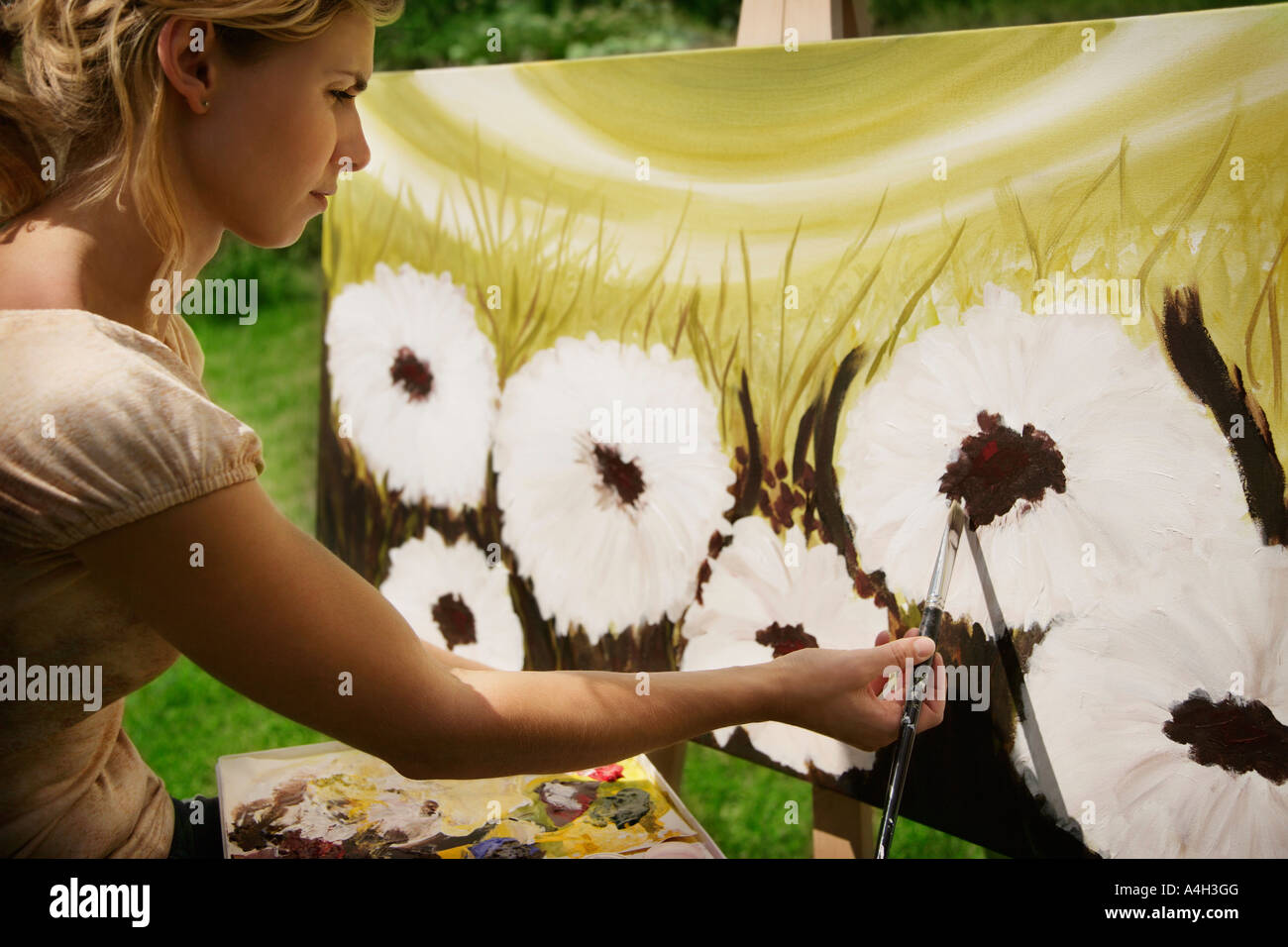 Artist painting on canvas hi-res stock photography and images - Alamy