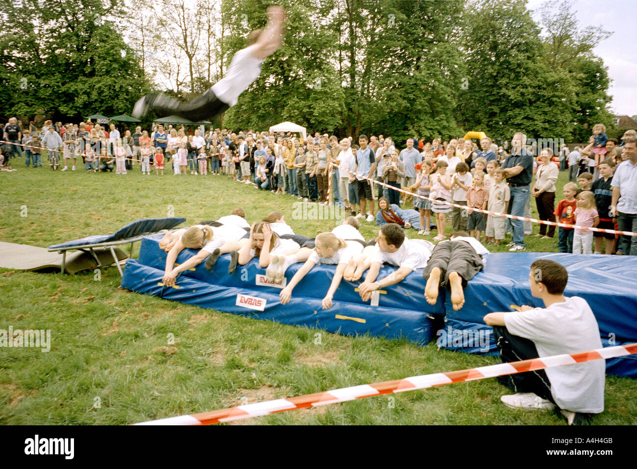 Acrobatics crowd uk hi-res stock photography and images - Alamy