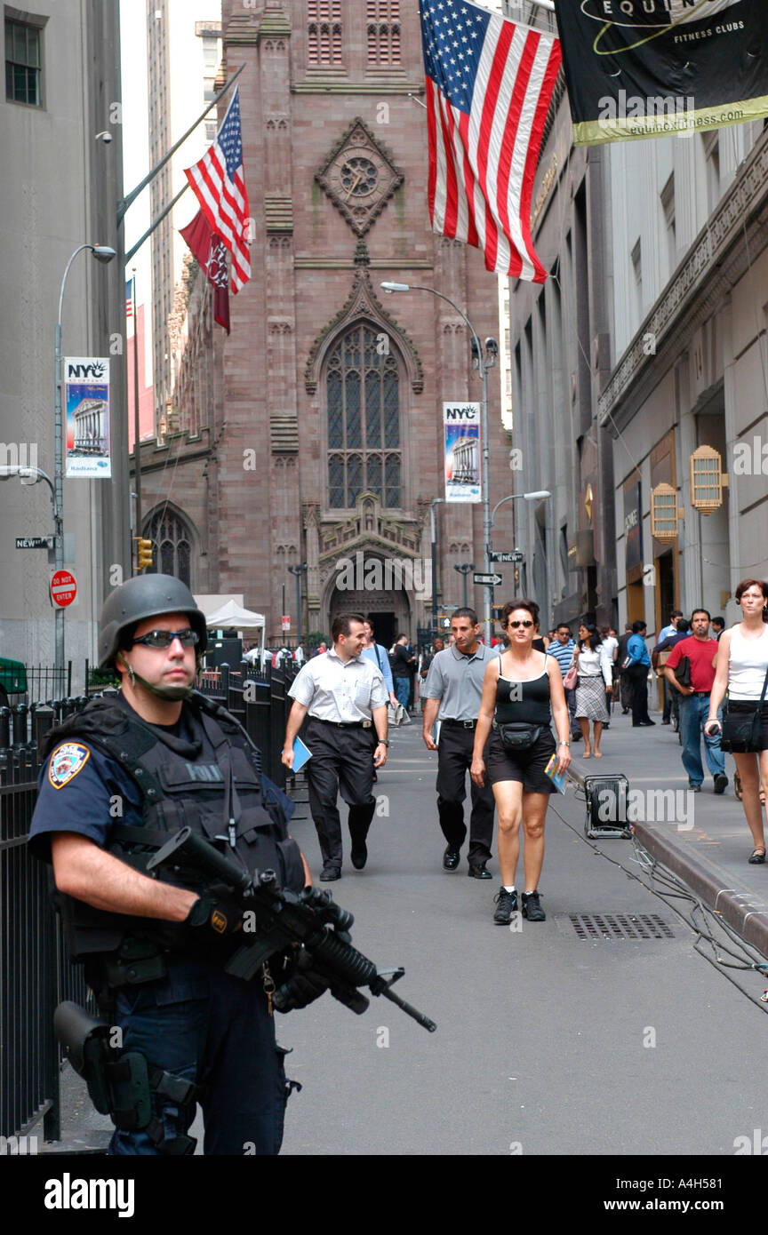 Heavily armed police officers stand hi-res stock photography and images ...