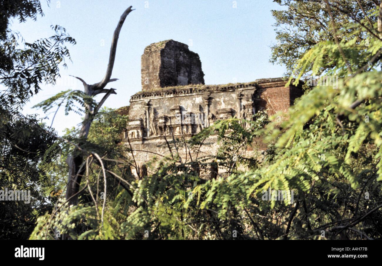 3 The magnificent Lankatilaka gedige in the ancient city of Polonnaruwa ...