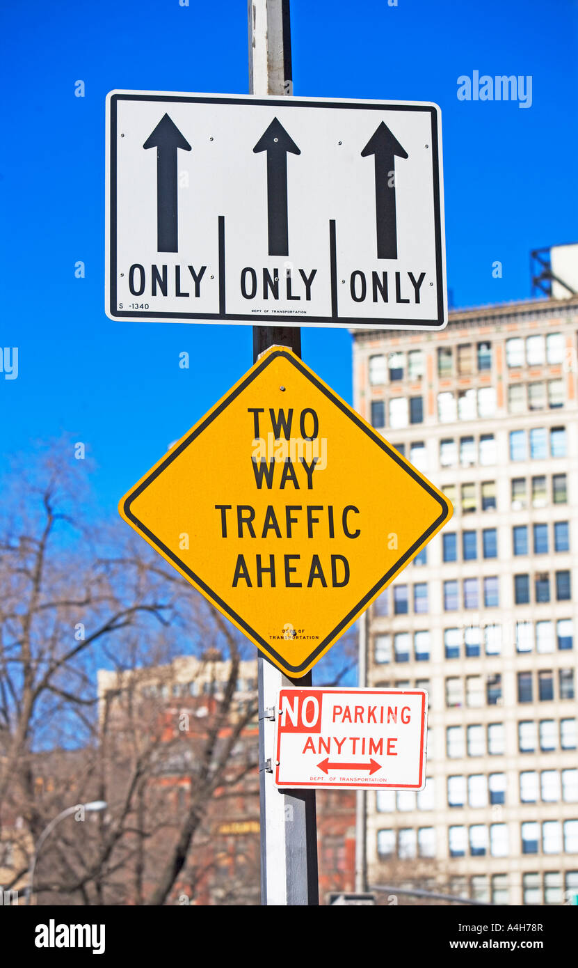 ARROW SIGN, TWO WAY TRAFFIC Stock Photo - Alamy