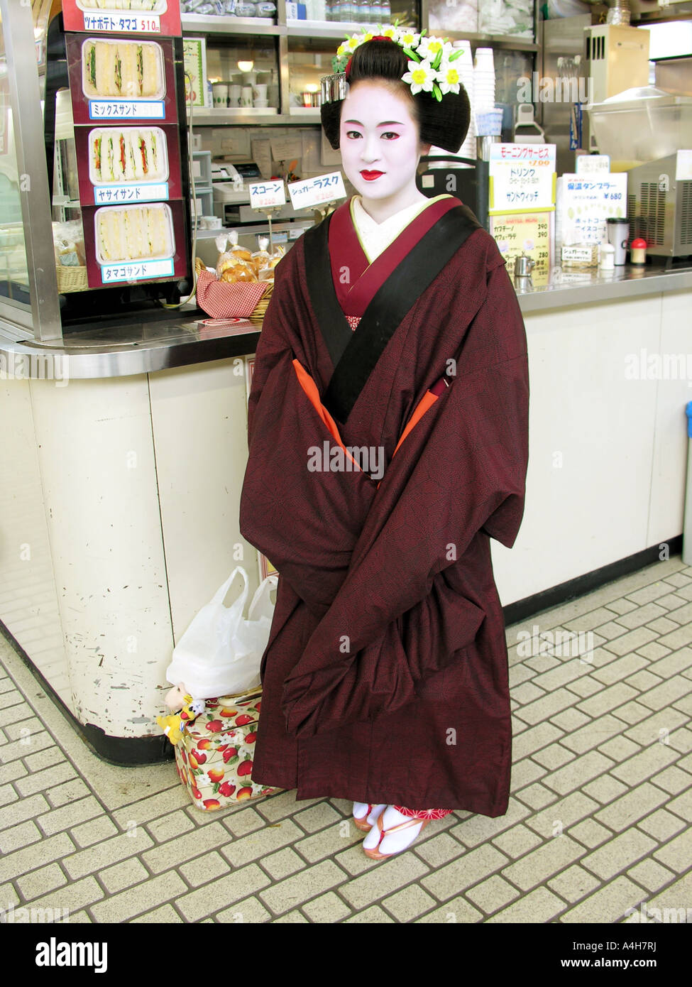 A maiko apprenctice geisha at Kyoto train station Stock Photo - Alamy