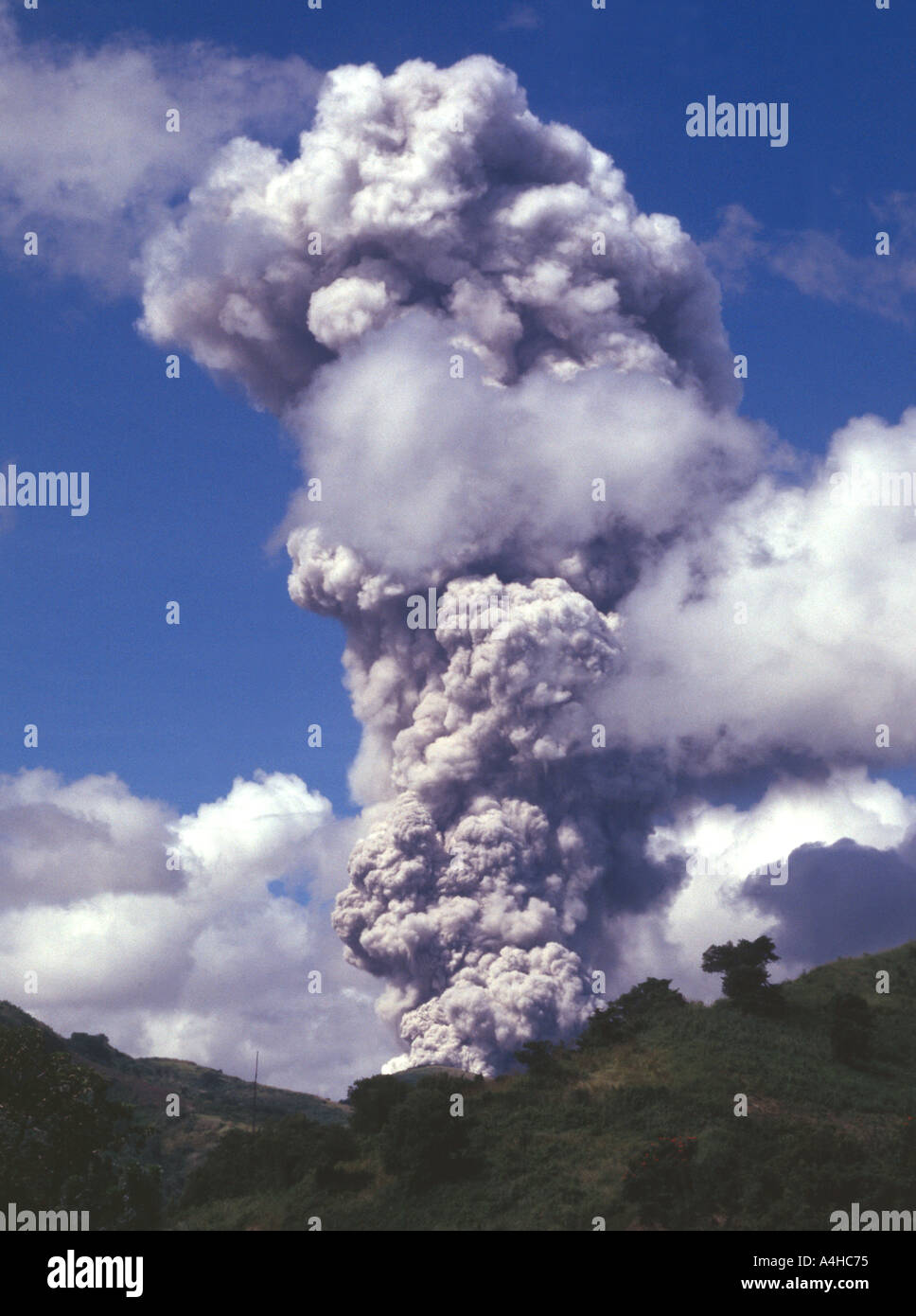 Mount pinatubo explosion hi-res stock photography and images - Alamy