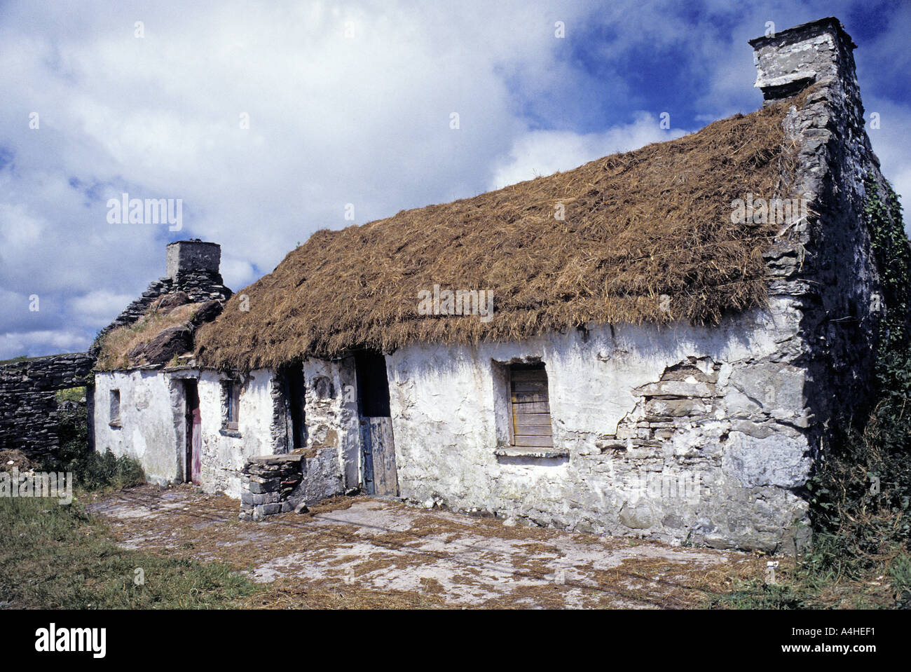 White cottage thatched roof hi-res stock photography and images - Alamy