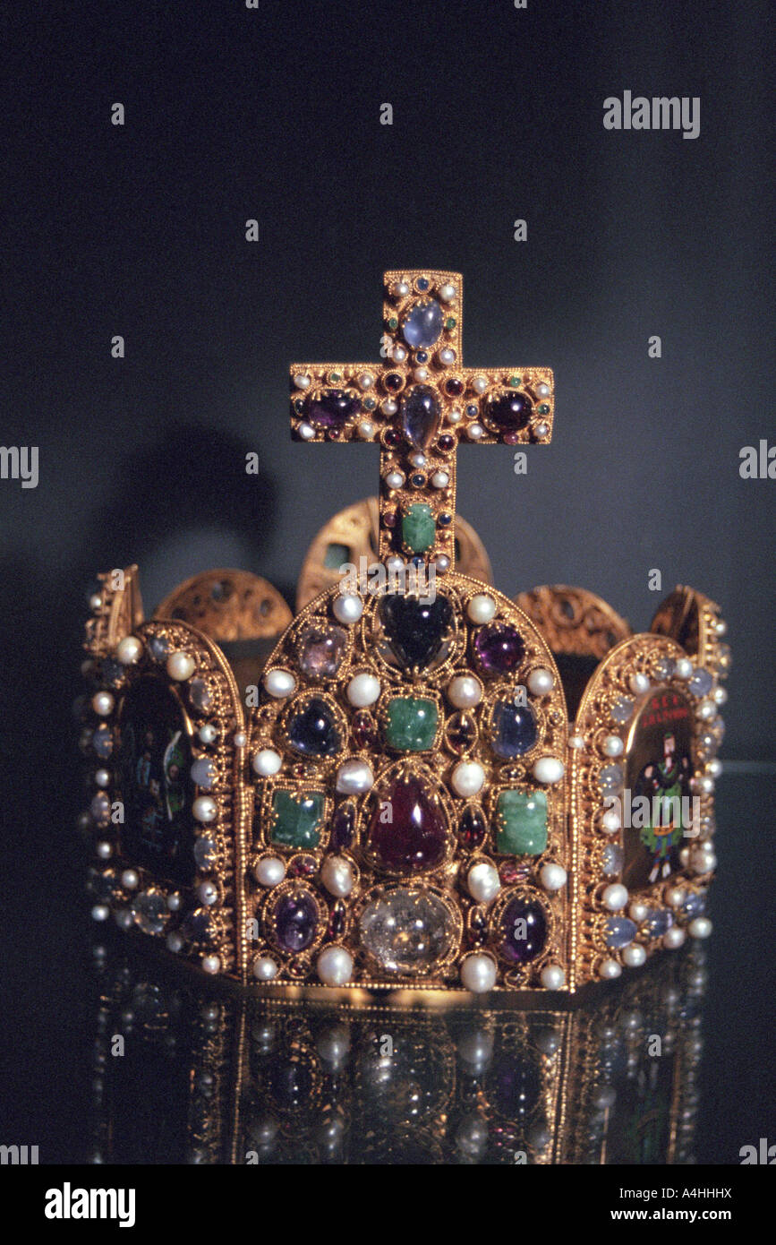 Imperial Crown of the Holy Roman Empire in "Schatzkammer" Vienna Stock ...