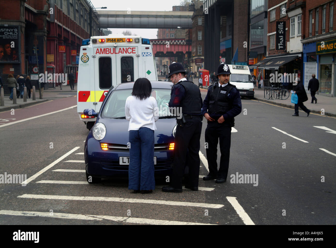 POLICE OFFICER TALKING TO FEMALE DRIVER Stock Photo - Alamy