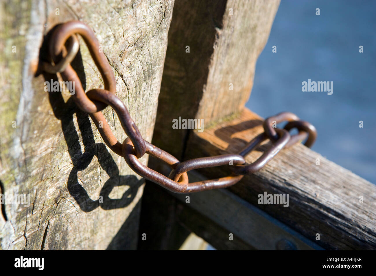 Metal chain dock side Stock Photo - Alamy